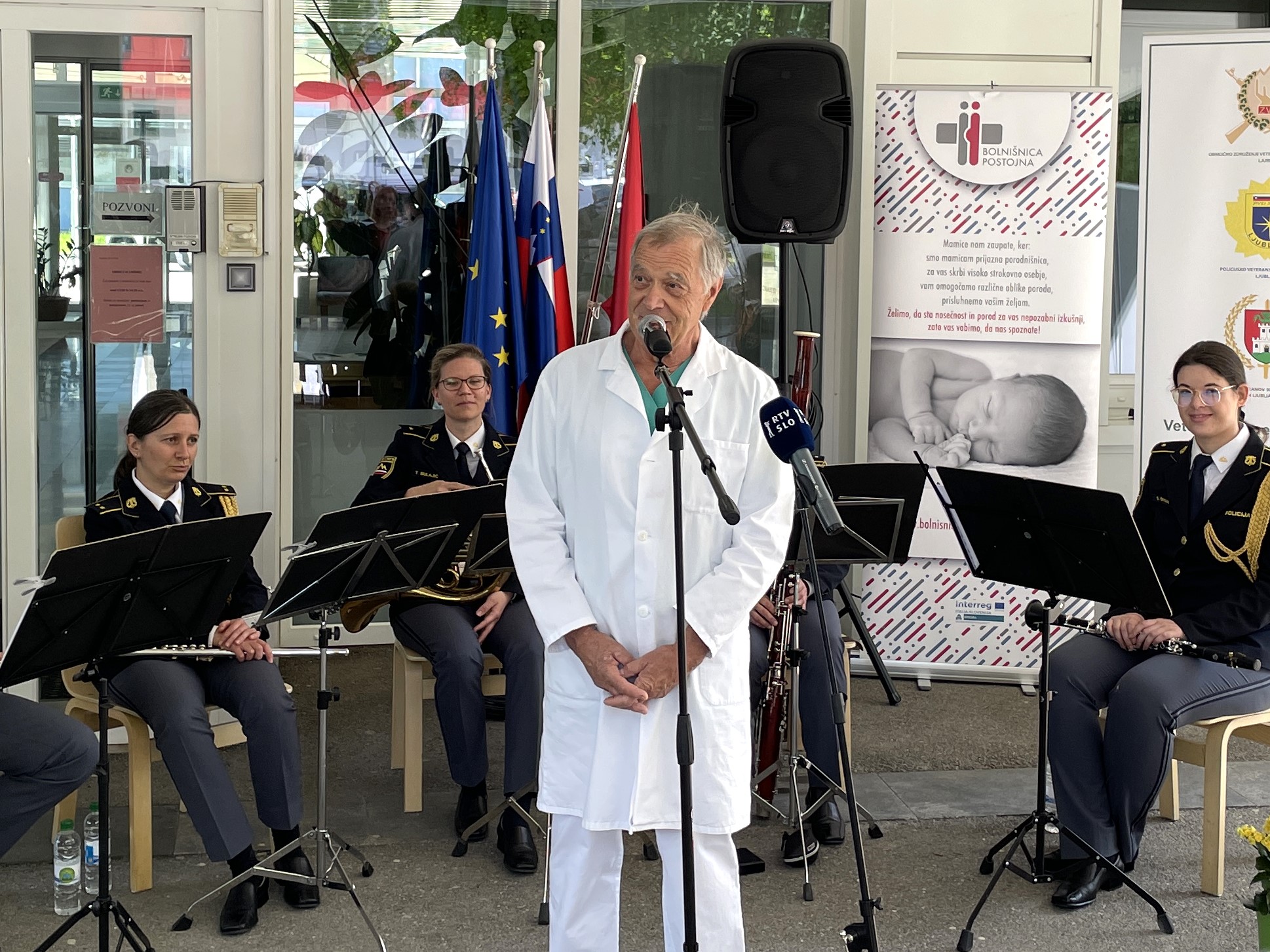 Z barvami JUPOL prenovili še avlo postojnske porodnišnice | JUB